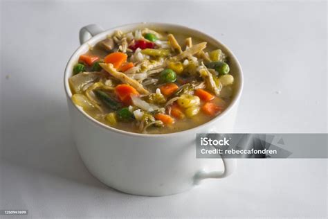 수프 클래식 아메리칸 이탈리아 또는 프랑스 레스토랑이 마음에 드는 다진 채소 셀러리 콩 칠리 페퍼 당근 양파 마늘 올리브 오일과 국물에 볶은 다음 천천히 조리합니다