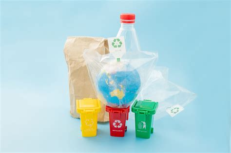 파란색 배경에 재활용 기호가 있는 노란색 녹색 및 빨간색 재활용 쓰레기통 도시를 깔끔하게 유지 재활용 기호를 떠난다 자연 보호 개념 0명에 대한 스톡 사진 및 기타 이미지