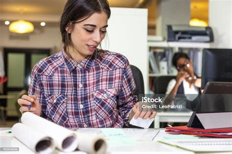 사무실새로운 프로젝트 및 비즈니스 전략에에서 공동 노동자 계획에 대한 스톡 사진 및 기타 이미지 계획 기업 재무와 산업 동료 Istock