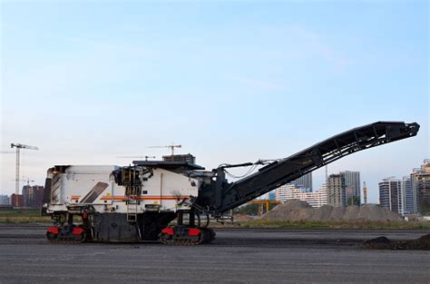 냉간 밀링 기계는 아스팔트 및 콘크리트 포장의 신속하고 고효율 제거에 사용됩니다 건설 산업에 대한 스톡 사진 및 기타 이미지