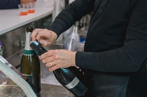 바 카운터에서 샴페인 한 병을 여는 알아볼 수 없는 웨이터 개회행사에 대한 스톡 사진 및 기타 이미지 개회행사 기념일