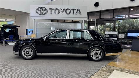 Ngắm Vẻ đẹp Cổ Kính Của Toyota Century 2024