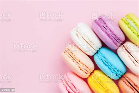 케이크 마카롱 또는 핑크 파스텔 배경 평면도에 마 카 롱 평평 하다 구성입니다 0명에 대한 스톡 사진 및 기타 이미지 0명 다중 색상 달콤한 음식 Istock