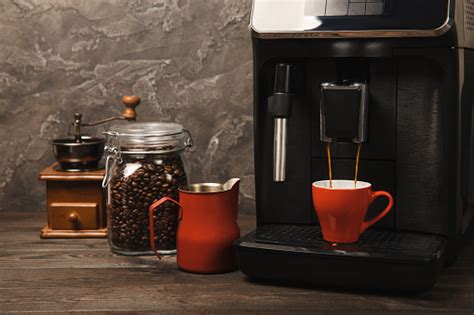 주방 내부에 컵이 있는 현대적인 에스프레소 커피 머신 신선한 커피를 만드는 기계 커피 하우스 개념입니다 텍스트를 위한 위치입니다