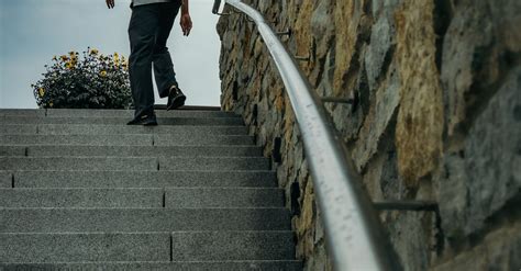 가벼운 옷 건축 걷기 결단 경치 계단 고독 꽃 난간 남자 낮 노력 노인 높이 도시의 독립 돌 돌담 뒷모습 등산 레크리에이션 성숙한