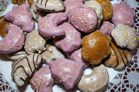 설탕 가루로 채색 된 다양한 수제 진저 브레드 쿠키의 클로즈업 뷰 0명에 대한 스톡 사진 및 기타 이미지 0명 갈색 공휴일 Istock