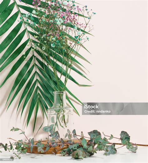 둥근 나무 연단이있는 제품 화장품 및 꽃다발이있는 유리 꽃병을 전시하는 단계 베이지 색 배경 0명에 대한 스톡 사진 및 기타 이미지 Istock