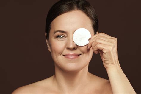 얼굴 청소 또는 메이크업 제거 루틴을위한 면 패드와 아름다운 중년 여성 메이크업 화장품에 대한 스톡 사진 및 기타 이미지