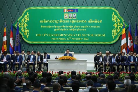 សម្តេចធិបតី ហ៊ុន ម៉ាណែត ណែនាំឱ្យមានការបន្ថែមម៉ោងដល់មន្រ្តីគយ នៅតាមកំពង់ផែស្ងួតនានានៅពេលយប់