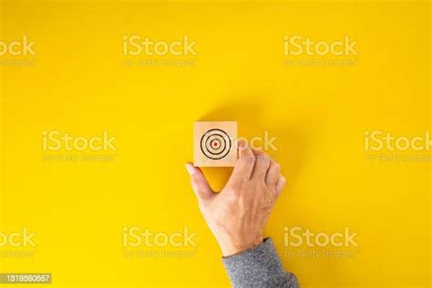 사업가 손 노란색 배경에 마케팅 대상의 동심 원을 목표로 사각형 블록을 넣어 개념에 대한 스톡 사진 및 기타 이미지 개념 개념과 주제 개발 Istock