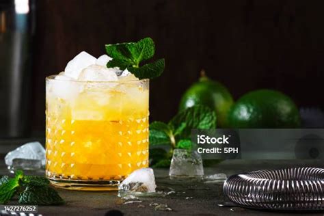 마이 타이 칵테일 화이트 럼 리큐어 설탕 시럽 라임 주스 민트 및 분쇄 된 얼음으로 상쾌한 음료 어두운 배경 바 도구 복사 공간 0명에 대한 스톡 사진 및 기타 이미지
