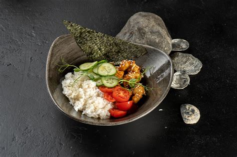 데리야키 닭고기와 밥과 채소 닭고기 필레 삶은 쌀 오이 토마토 참깨 노리 녹색 완두콩의 어린 새싹이 있는 따뜻한 메인 코스 0명에 대한 스톡 사진 및 기타 이미지 Istock