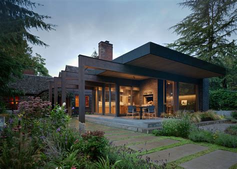 Heliotrope Uses Warm And Subdued Materials For Seattle House Extension