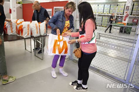 음식과 생필품 꾸러미 나눠주는 자원봉사자