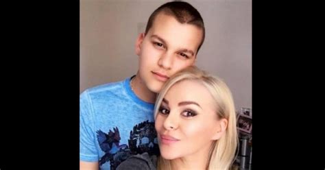 Синът на Деси Слава ѝ доведе снаха с безкрайно дълги крака вижте сладката двойка Снимки