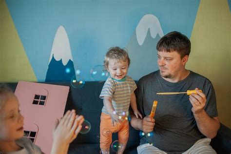 Pai Com Muitos Filhos Se Diverte Brincando Com Seus Filhos Pequenos Em