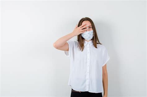 스튜디오에서 포즈를 취하는 표현 젊은 여자 무료 사진