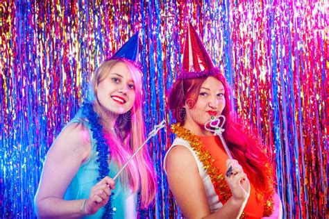 Le Giovani Ragazze Piacevoli Si Divertono Fotografia Stock Immagine Di Caucasico Ballo