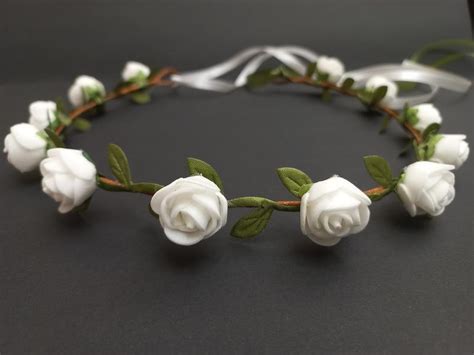 Вінок з білих піоновидних троянд — ціна 128 грн у каталозі Аксесуари Купити товари для дому та