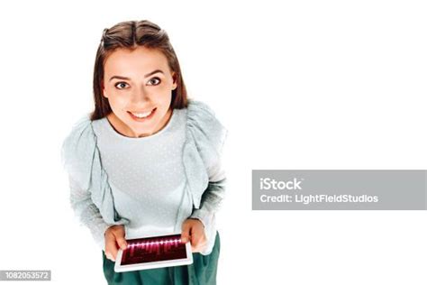 미소와 젊은 여자의 높은 각도 보기 태블릿에 고립 된 화이트 멀티미디어에 대한 스톡 사진 및 기타 이미지 멀티미디어 모형 무선 기술 Istock