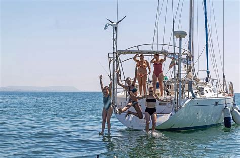 Le Ragazze Dell Ultimo Banco Trailer E Foto Della Serie Netflix