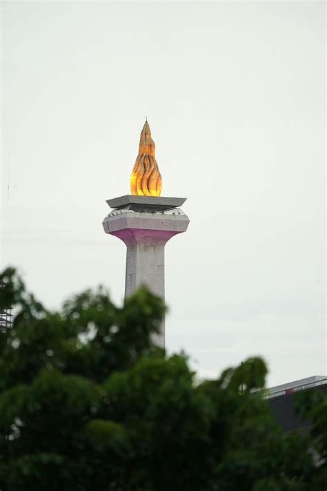 집 밖의 Monumen Nasional 건축 관광 관광 명소 관광지 구름 낀 하늘 국가 기념물 국립기념물 모나스