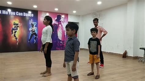 Baki Sab Fasclass Hai Dance Youtube