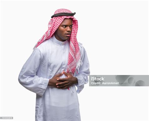 아랍 아프리카 젊은이에 전통적인 서구인을 입고 격리 속에 손으로 배경 때문에 소화 불량 고통 스러운 질병 기분이 나쁘다 통증 개념입니다 건강관리와 의술에 대한 스톡 사진 및
