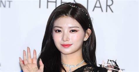 에버글로우 왕이런 큰절 논란 후 중국行 한국 활동 휴식기 [공식]