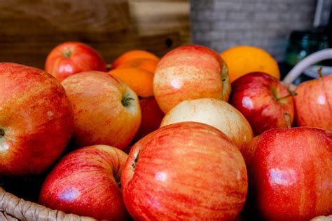 빛 아래 반사된 표면이 있는 바구니에 담긴 유기농 빨간 사과의 근접 촬영 건강한 식생활에 대한 스톡 사진 및 기타 이미지 건강한 식생활 과일 농업 Istock