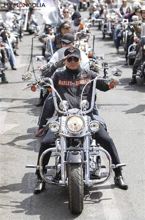 Зүрхэнд хүрэх үг Энэ ах чинь чөмөгөө дундартал зүтгэх биш сүүжээ цоортол суух юм бишүү