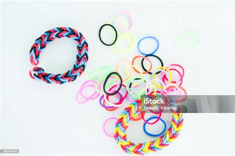 길 쌈 하는 취미에 대 한 아름 다운 고무 밴드입니다 무지개 색된 고무 밴드 흰색 배경에 액세서리를 직조 베틀 고급 의상에 대한 스톡 사진 및 기타 이미지 Istock