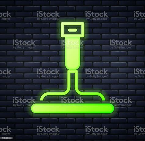 빛나는 네온 청소 서비스는 벽돌 벽 배경에 격리된 창문 아이콘용 고무 청소기로 제공됩니다 스퀴지 스크레이퍼 와이퍼 벡터 가사 집안일에 대한 스톡 벡터 아트 및 기타 이미지