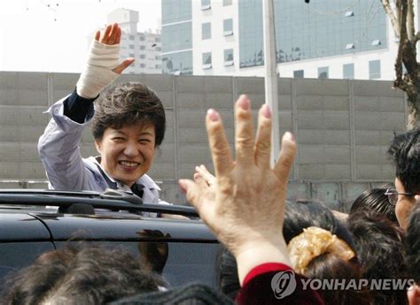 [영욕의 세월] 붕대 감은 손으로 유세 연합뉴스