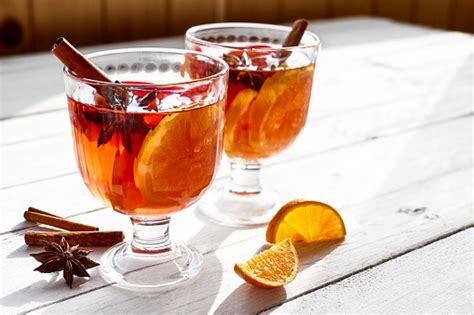 흰색 나무 배경에 매운 사과와 오렌지와 뜨거운 멀드 와인의 와인 잔 계피 카다몸 아니스와 함께 하는 크리스마스 전통 따뜻한 음료 글뢰그에 대한 스톡 사진 및 기타 이미지