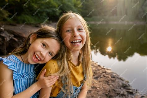 Filles Souriantes à Plan Moyen Posant Ensemble Photo Gratuite
