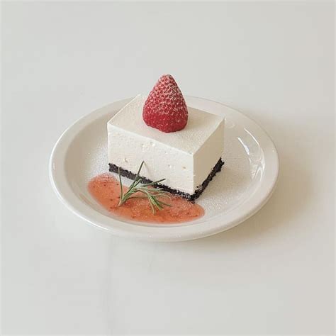 흰색 접시에 올려진 딸기와 케이크