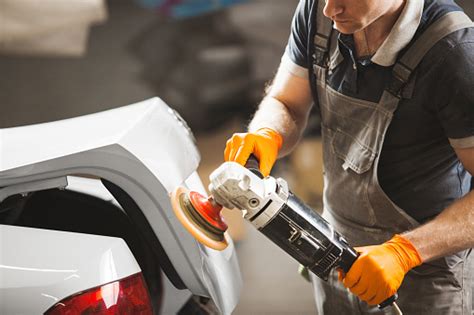 자동차 수리 점 클로즈업에서 궤도 연마기와 노동자 광택 흰색 자동차 차량 세부 사항 그라인더 산업 장비에 대한 스톡 사진 및 기타 이미지 그라인더 산업 장비 긁힌