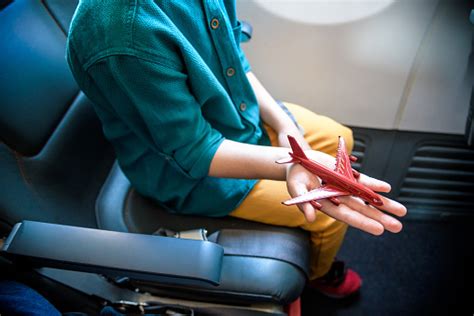 비행기로 여행하는 귀여운 소년 항공기 창 옆에 앉아 장난감 비행기를 가지고 노는 어린이 아이들과 함께 해외 여행 고정시킴에 대한 스톡 사진 및 기타 이미지 Istock