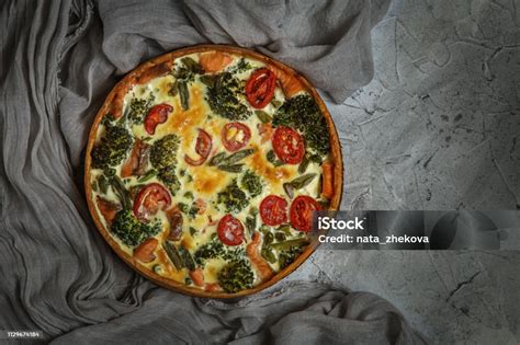 프랑스는 치즈 또는 파이 로레인연어 브로콜리 달걀 치즈 토마토와 전통적인 오픈 파이 파이 어둡고 침 울 요리하기 음식 준비에 대한 스톡 사진 및 기타 이미지 Istock