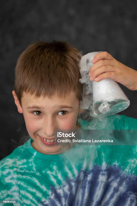 한 소년이 액체 질소로 과학 화학 실험을 수행합니다 연기로 가득 찬 유리 플라스크를 가진 아이 10 11세에 대한 스톡 사진 및 기타 이미지 Istock
