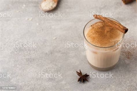 수제 Horchata 쌀은 회색 콘크리트 배경에 얼음과 계피 스틱이있는 유리에서 마신다 공간을 복사합니다 칵테일에 대한 스톡