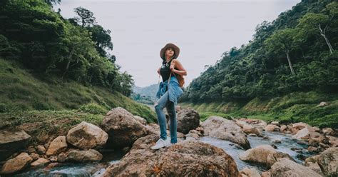 배낭을 메고 휴식을 취하고 휴가 기간 동안 산 강과 숲 풍경의 전망을 즐기는 여행자 아시아 여성 여행 컨셉 사진 Unsplash의 발견하다 이미지