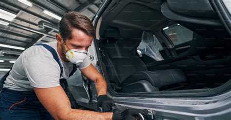 신중한 자동차 정비사 자동차 측면 부분에 강판을 붙이고 공구로 곧게 펴기 사진 Unsplash의 수송 이미지