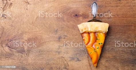 나무 배경에 복숭아 갈레트 파이 케이크 공간을 복사합니다 맨 위 보기 가을에 대한 스톡 사진 및 기타 이미지 가을 갈레트 갈색 Istock