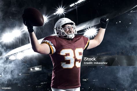 경기 승리를 축하하는 미식축구 선수 복사 공간이 있는 북메이커 광고용 템플릿입니다 베팅 광고를위한 모형 스포츠 베팅 축구 베팅 도박 마권업자 큰 승리 가리기에 대한 스톡