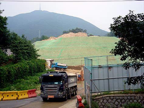땅을 파헤치고 그 속의 바위를 쪼개 덤프트럭으로 어 오마이뉴스 모바일