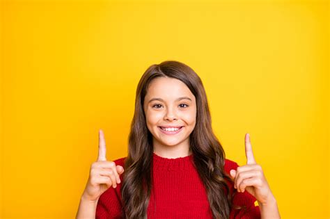 클로즈업 사진 의 긍정적 인 쾌활한 아이 프로모터 포인트 집게 손가락 추천 피드백 선물 직접 조언 프로모션 착용 트렌디 한 풀오버 는 노란색 색상 배경 위에 고립 아이에