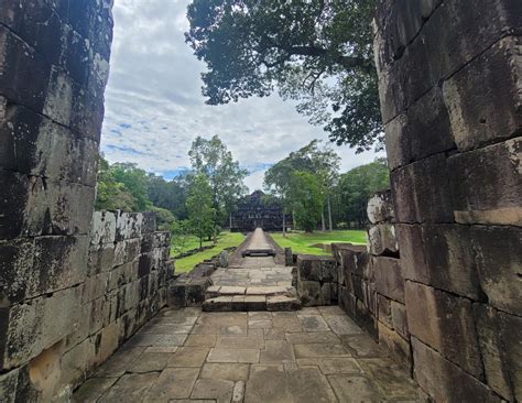 ព្រះបាទចន្ទរាជា បានកសាងរូបចម្លាក់ ព្រះពុទ្ធរូបចូលនិព្វានមួយយ៉ាងធំ នៅប្រាសាទបាភួន នាសតវត្សរិ៍ទី១៦