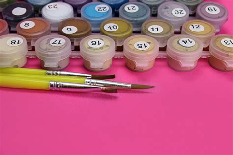 분홍색의 숫자로 페인팅을 위한 아크릴 페인트와 브러쉬 세트 0명에 대한 스톡 사진 및 기타 이미지 0명 공예 교육